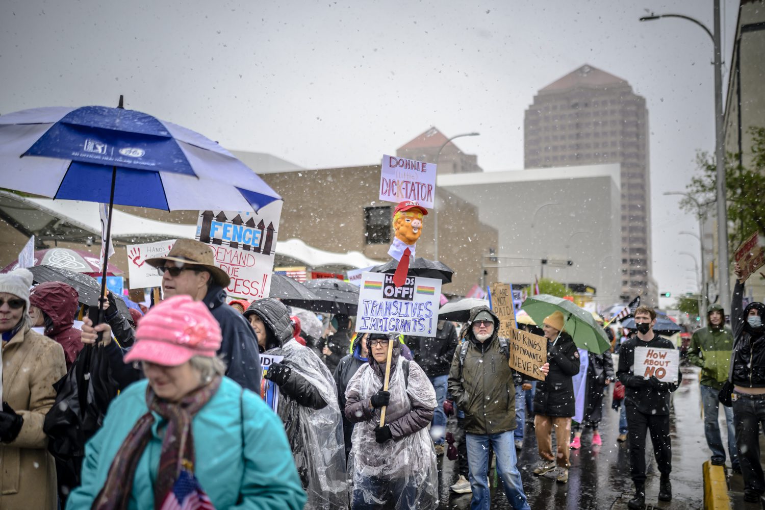 Hundreds weather rain, snow to protest Trump in Albuquerque - New ...